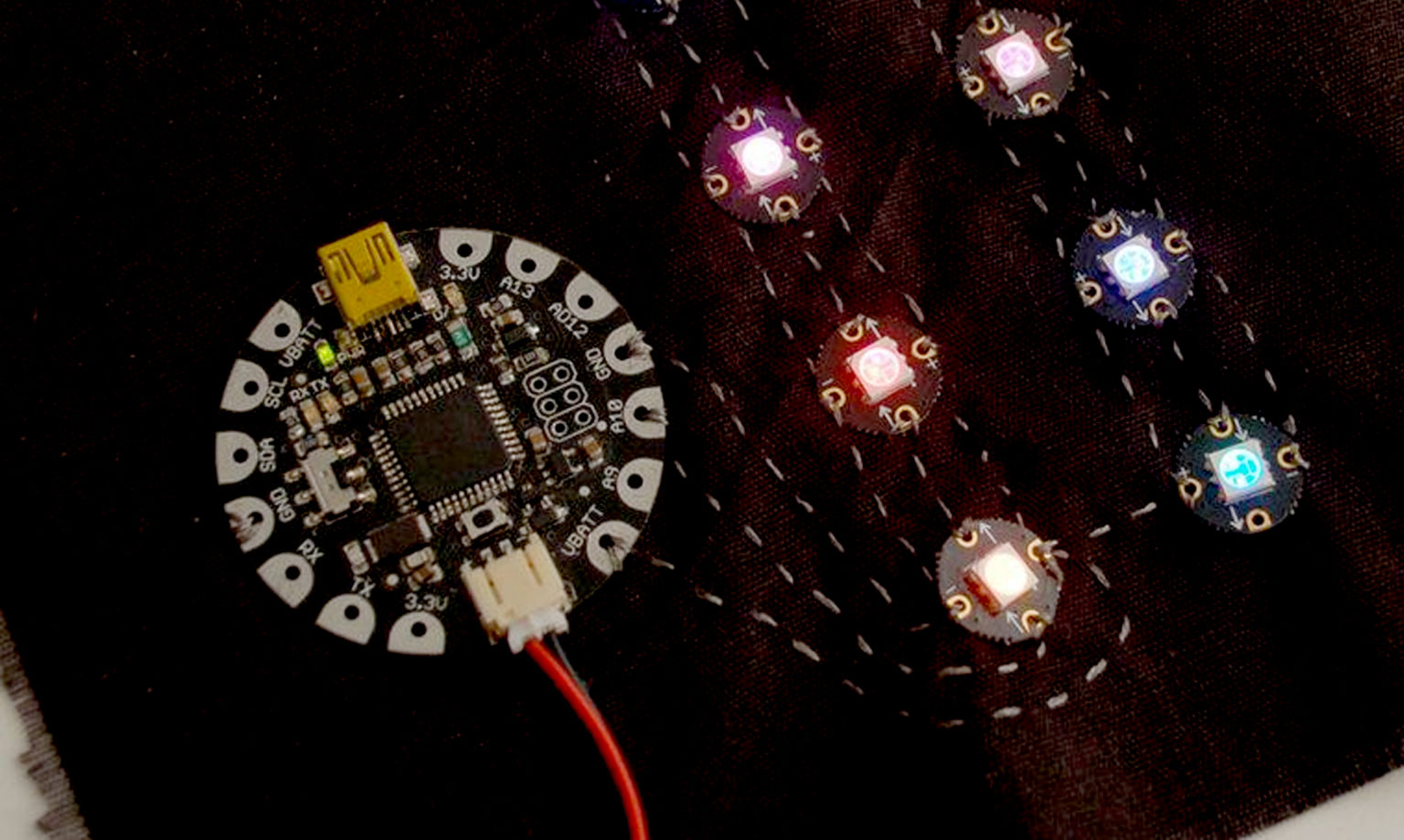 Coser LEDS neopixel a Circuit Playground Express – Aula STEAM