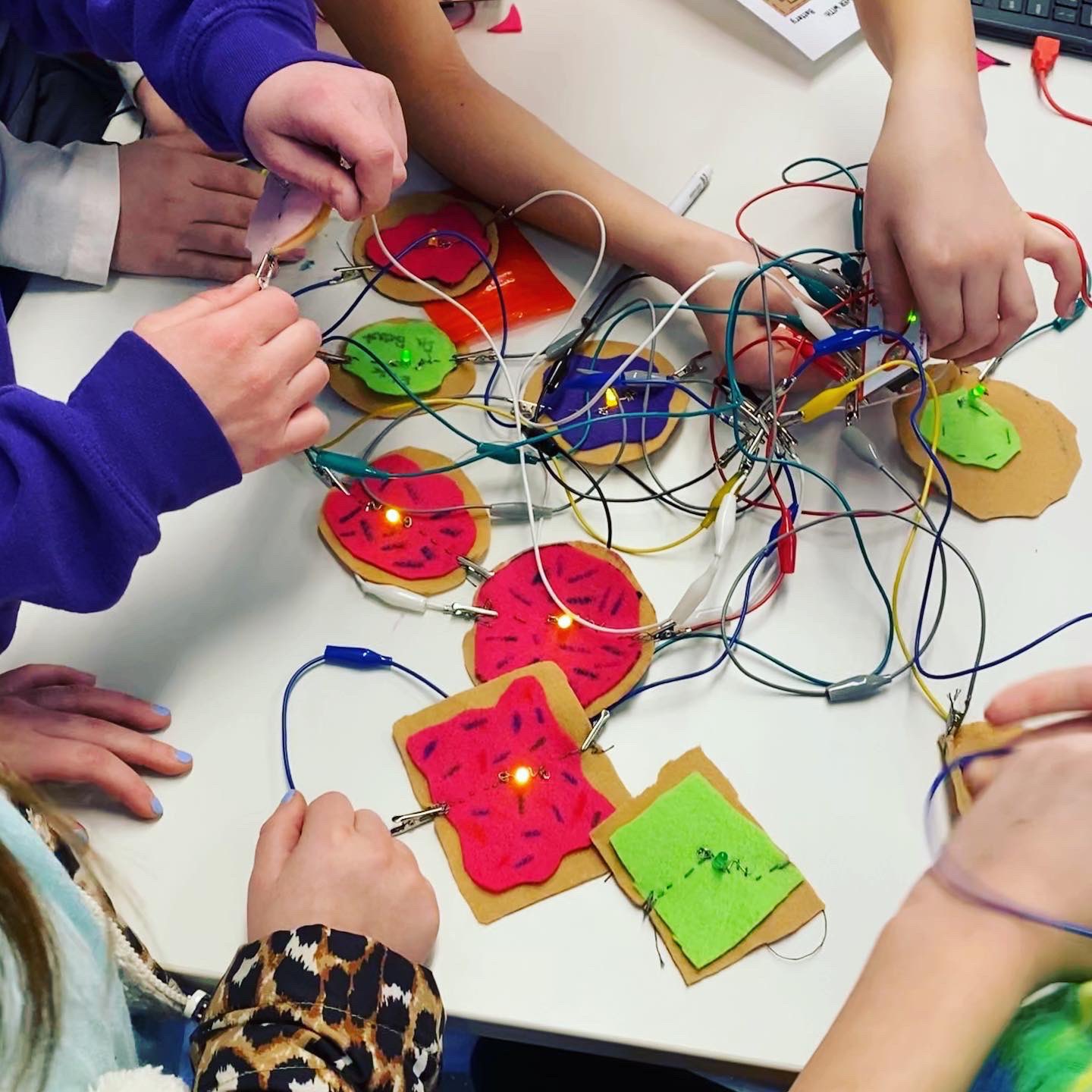 Makey Makey y circuitos sencillos – Aula STEAM